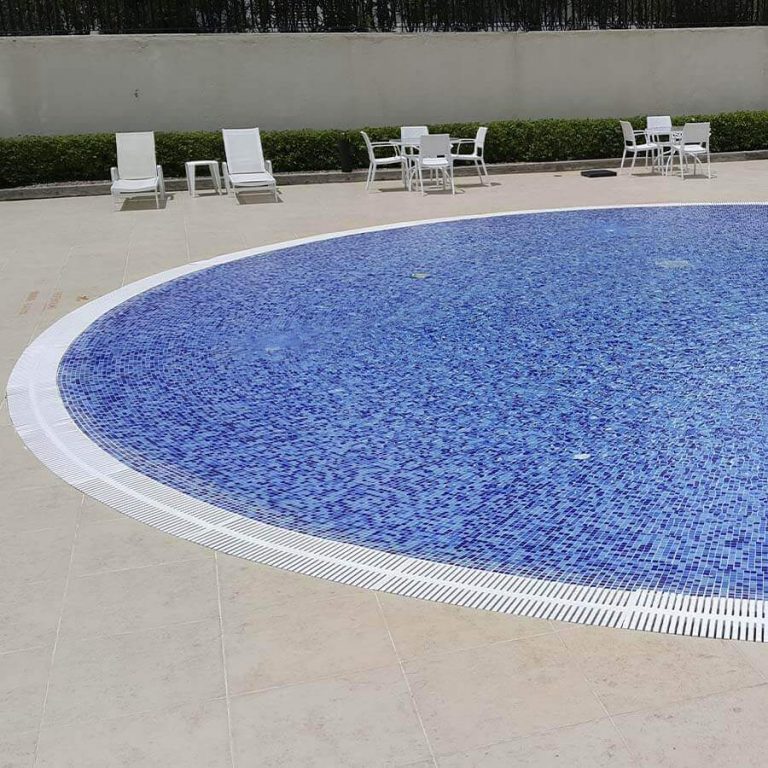 Rejilla Plástica para Piscina Perimetral Sobre Medidas • PBX: 489 13 09